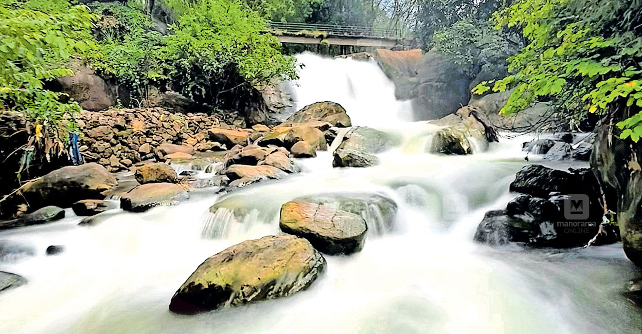 കാഴ്ചയുടെ പണ്ടാരക്കുത്ത്; അപകടമില്ലാതെ ഇറങ്ങി നീന്തി കുളിക്കാം