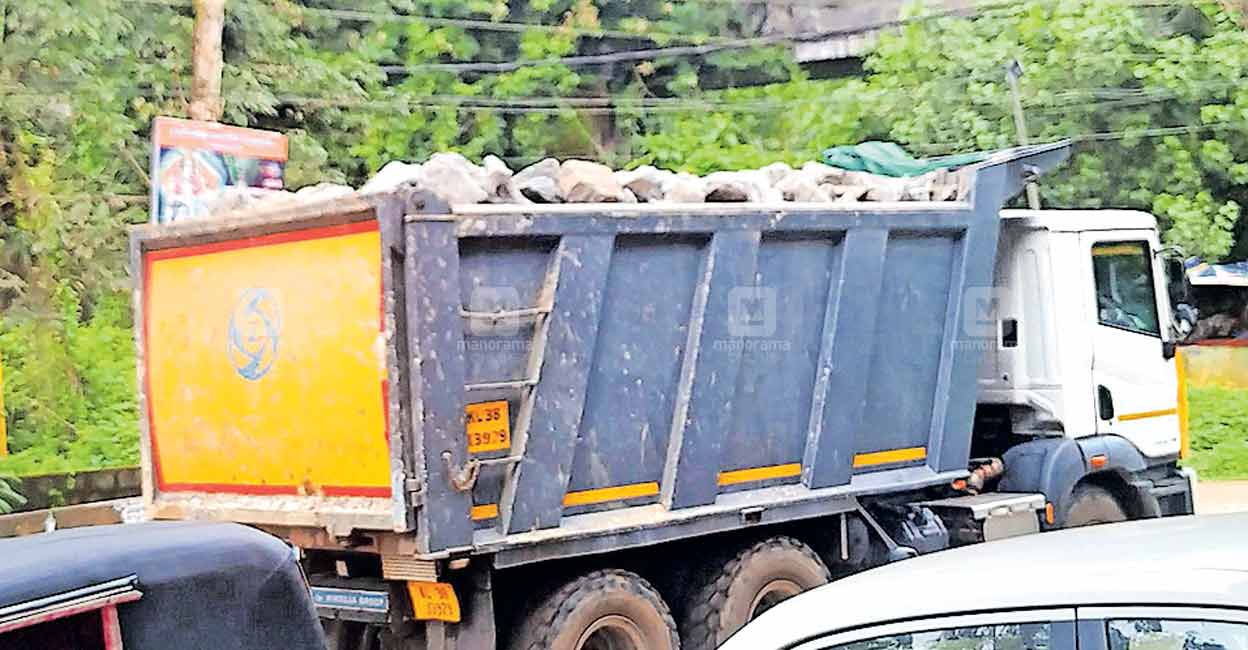 നിയമങ്ങൾ കാറ്റിൽപറത്തി ചരക്കുലോറികളുടെ യാത്ര; യാത്രക്കാർക്ക് ഭീഷണി