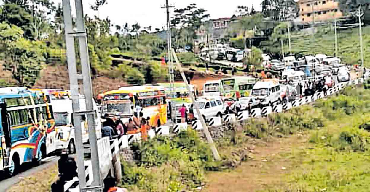 ദേശീയപാതയിൽ 30 മണിക്കൂർ തുടർച്ചയായി ഗതാഗതക്കുരുക്ക്