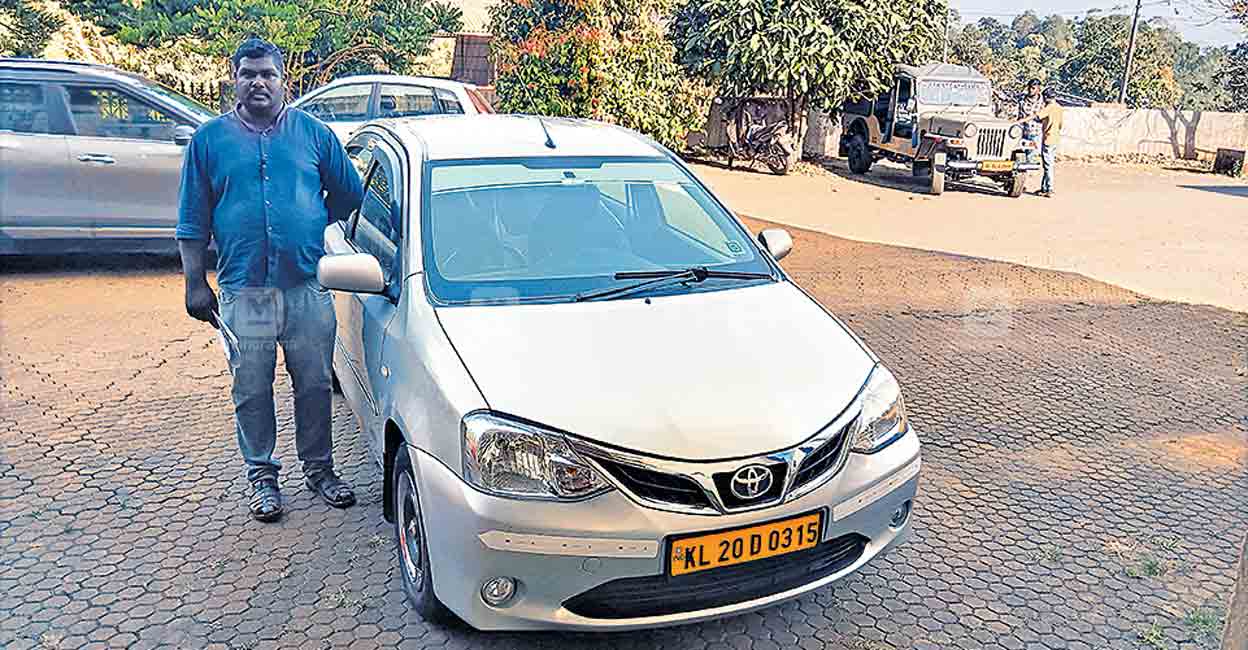 ഫിറ്റ്നസ് സർട്ടിഫിക്കറ്റ് നൽകിയില്ല മോട്ടർ വാഹന വകുപ്പ് ഓഫിസിന് മുന്നി ...