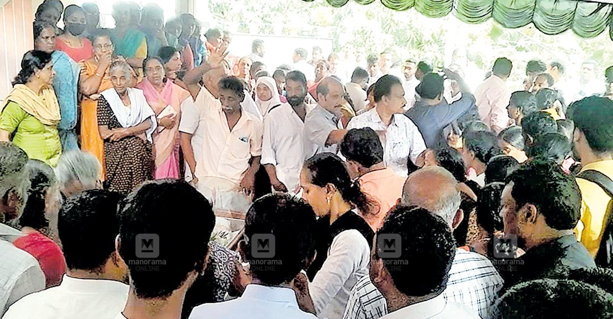 ജീവനൊടുക്കിയ അമ്മയ്ക്കും മകനും ഗ്രാമം കണ്ണീരോടെ വിട ചൊല്ലി