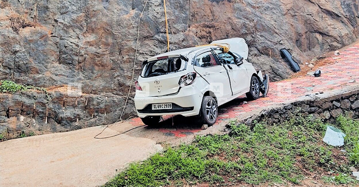 കാർ നിയന്ത്രണം വിട്ട് മറിഞ്ഞ് ദമ്പതികൾക്ക് പരുക്ക്