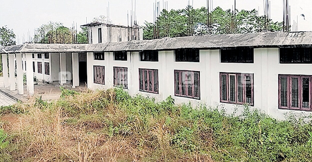 പോളിടെക്നിക് ഹോസ്റ്റൽ തുറന്നു കൊടുക്കുന്നില്ല; കെട്ടിടം കാടുകയറി