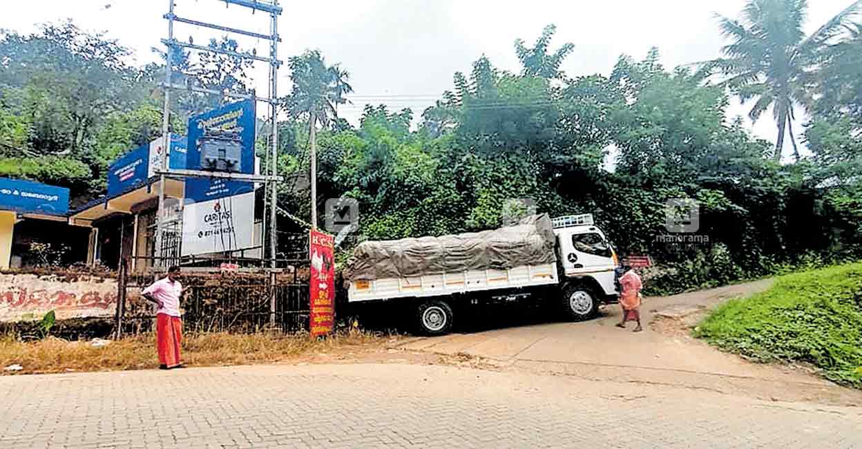 മഴ, മഞ്ഞ്, ഇരുട്ട്: മലയോരപാതയിൽ വേണം, ജാഗ്രത