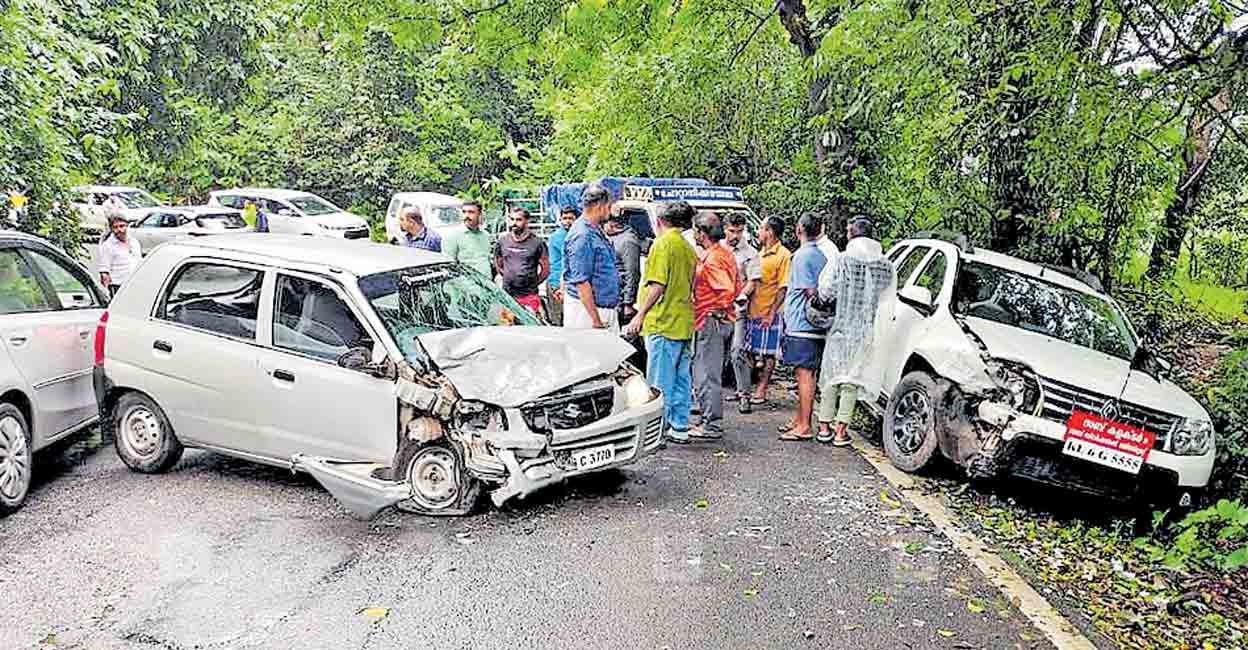 ഇടുക്കി സബ് കലക്ടറുടെ കാർ അപകടത്തിൽപെട്ടു