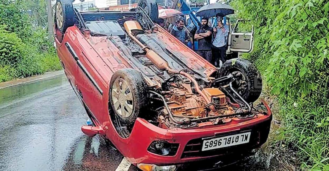 നിയന്ത്രണംവിട്ട കാർ തലകീഴായി മറിഞ്ഞു; ദമ്പതികൾ രക്ഷപ്പെട്ടു