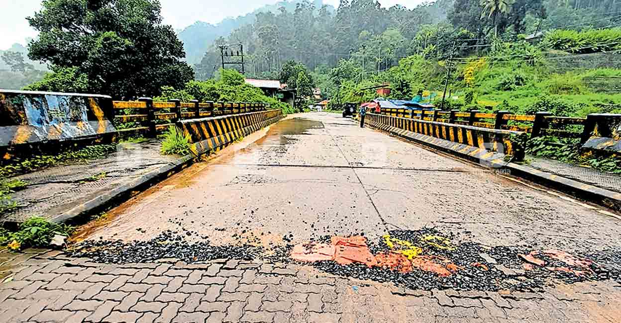 കല്ലാർ പാലത്തിന്റെ അപ്രോച്ച് റോഡിന്റെ നടപ്പാതയിൽ വിള്ളൽ