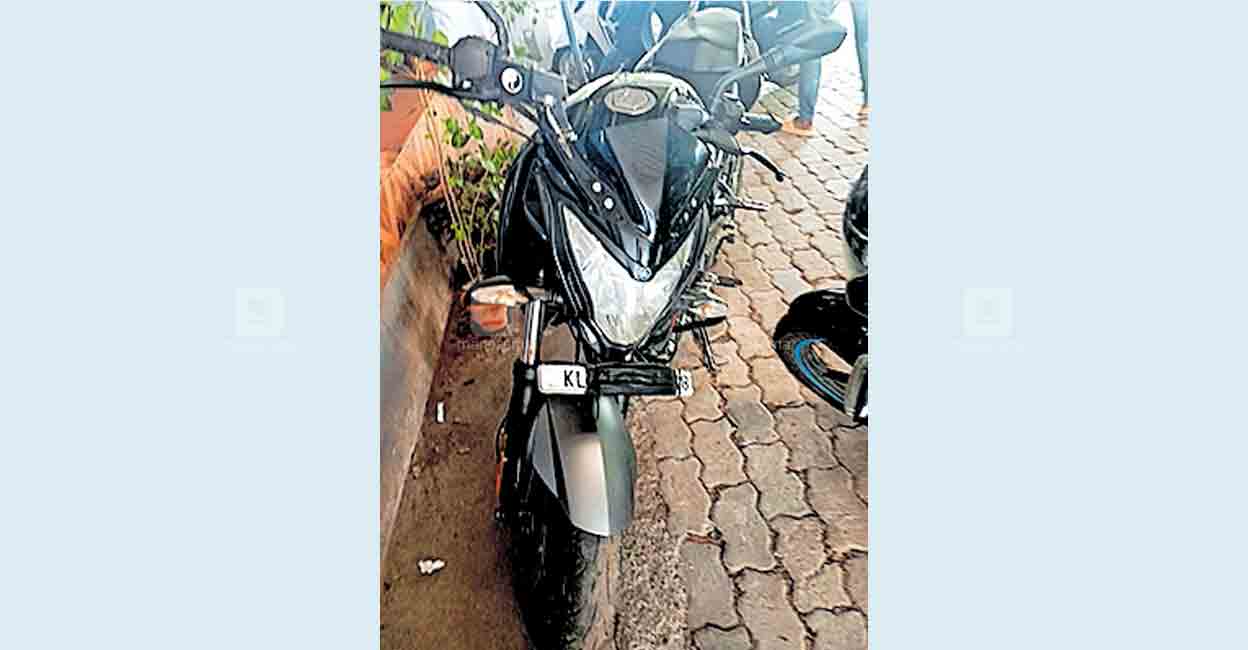 മാസ്ക് ഉപയോഗിച്ച് ബൈക്കിന്റെ നമ്പർ പ്ലേറ്റ് മറച്ച യുവാവിന്റെ ലൈസൻസ് സസ്പെൻഡ് ചെയ്തു | Kerala ...