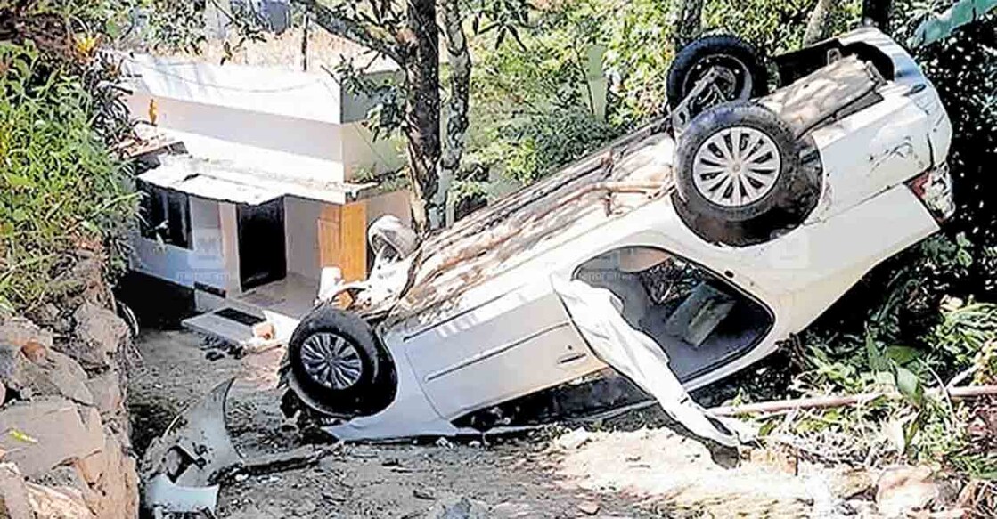 കാർ റോഡിനു താഴേക്ക് മറിഞ്ഞ് ഡ്രൈവർക്ക് പരുക്ക്