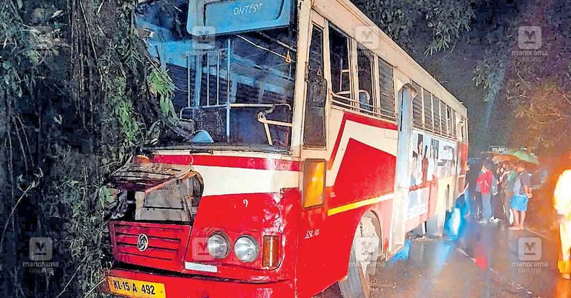 കെഎസ്ആർടിസി ബസ് പാറയിൽ ഇടിച്ച് 16 പേർക്ക് പരുക്കേറ്റു | KSRTC bus ...