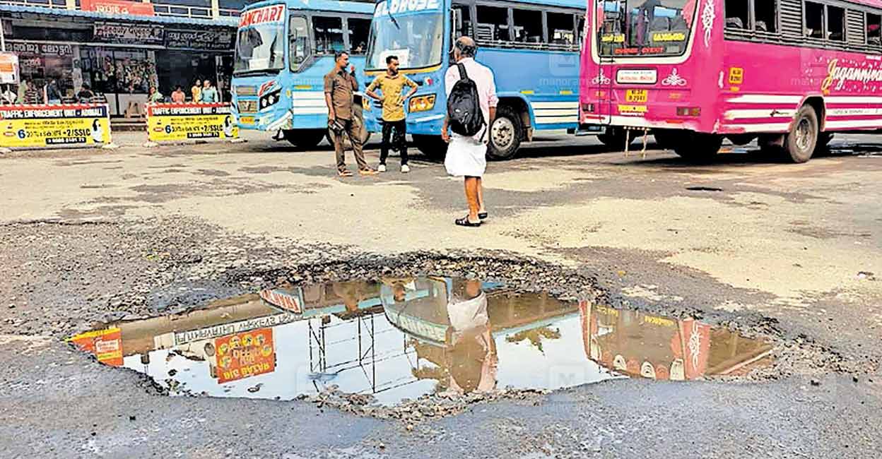 അടിമാലി പഞ്ചായത്ത് ബസ് സ്റ്റാൻഡിൽ കുളം പോലെ കുഴി | adimali | bus stand ...