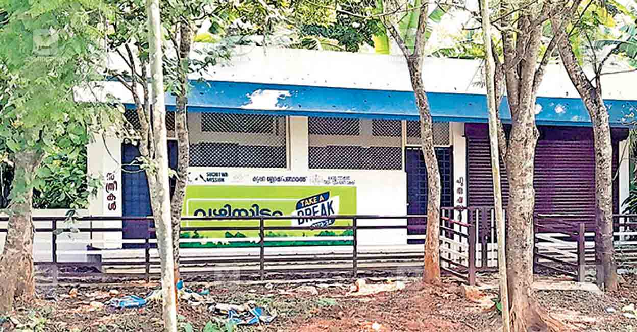 തൂക്കുപാലത്തെ ശുചിമുറി സമുച്ചയത്തിന് ഇരുട്ടടിയായി കെഎസ്ഇബി നടപടി ...