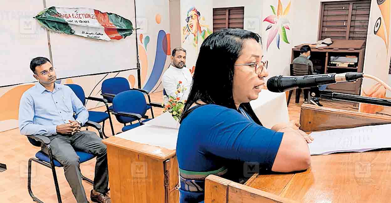 കന്നി വോട്ട് ചെയ്യുന്നവർ സെൽഫി എടുത്ത് അയയ്ക്കൂ; കലക്ടറുമായി സംവദിക്കാ ...