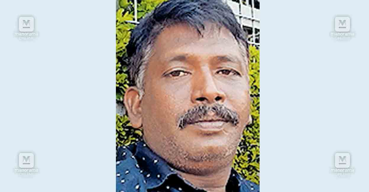 ഒഴുക്കിൽപെട്ട് അച്ഛനും മക്കളും മിണ്ടാപ്രാണിയും; രക്ഷകനായി അനൂപ്