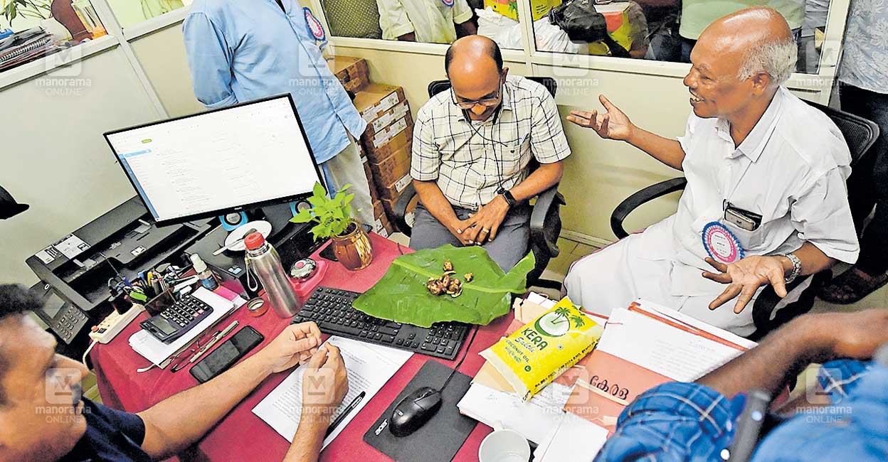 ആദിവാസികൾക്ക് നൽകിയത് ഗുണനിലവാരമില്ലാത്ത വെളിച്ചെണ്ണ; കുത്തിയിരിപ്പ് ...