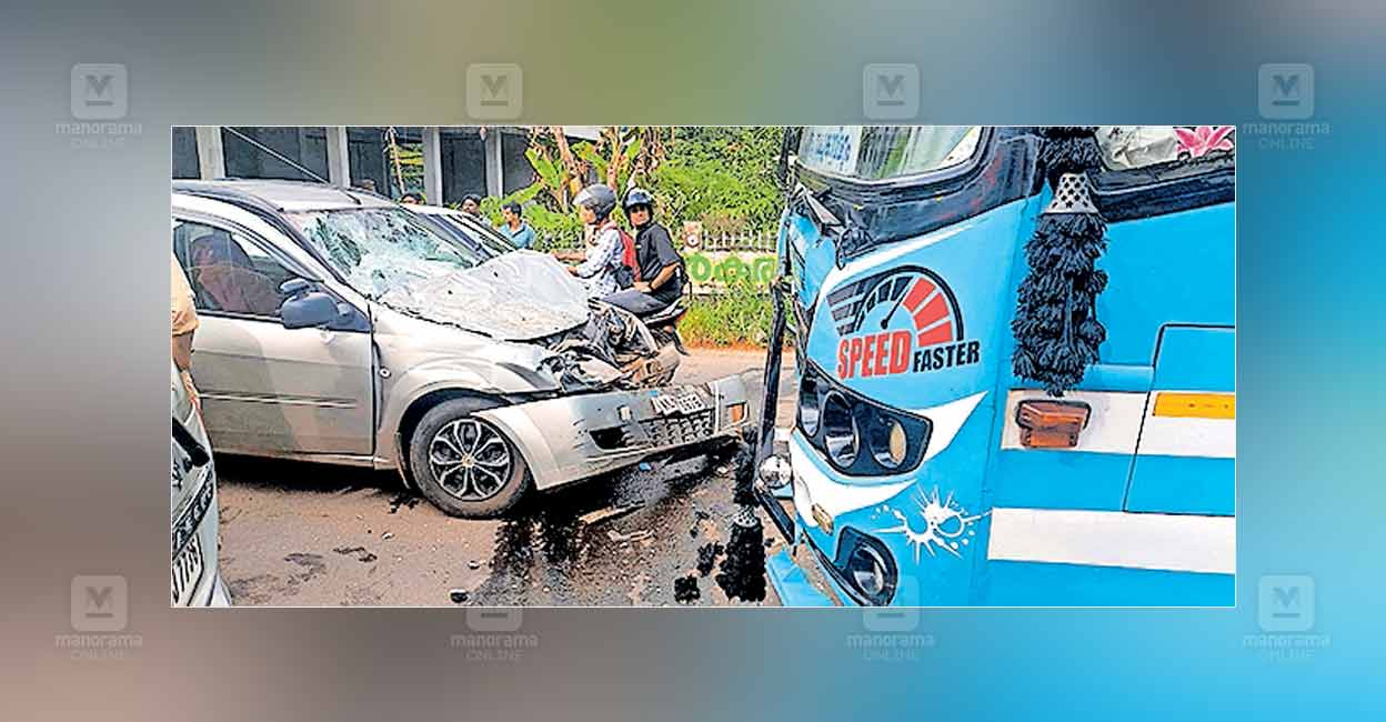 കാർ ബസിലിടിച്ച് 2 പേർക്കു പരുക്ക് | car accident | bus collision ...