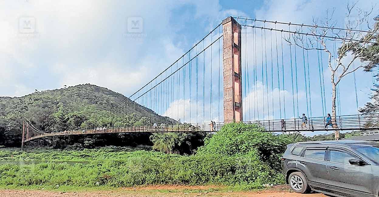 അയ്യപ്പൻകോവിൽ തൂക്കുപാലത്തിൽ വൻതിരക്ക്; അപകടഭീഷണി | Ayyappankovil ...