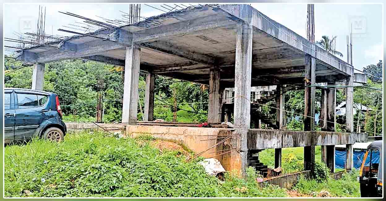തൂക്കുപാലത്തെ ആധുനിക മാർക്കറ്റ് നിർമാണം നിലച്ചിട്ട് വർഷങ്ങ ...