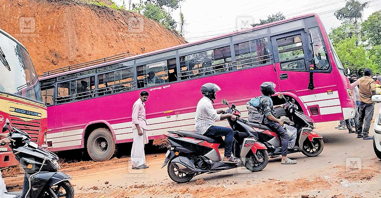 കൂമ്പൻപാറ മഠം പടിയിൽ‌ സ്വകാര്യ ബസ് അപകടത്തിൽപെട്ടു | Private bus accident | Koombanpara Math ...