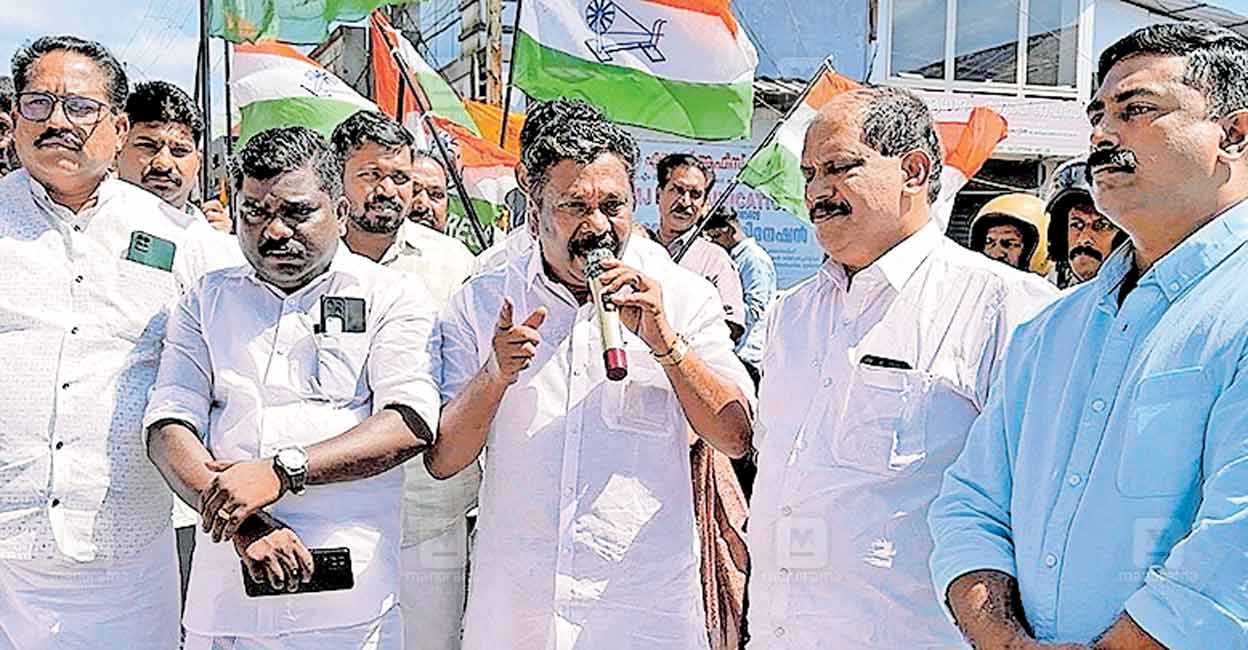 ഷാഫി പറമ്പിൽ എംപിക്ക് മർദനം: കോൺഗ്രസിന്റെ പൊലീസ് സ്റ്റേഷൻ ഉപരോധത്തിനിടെ ...