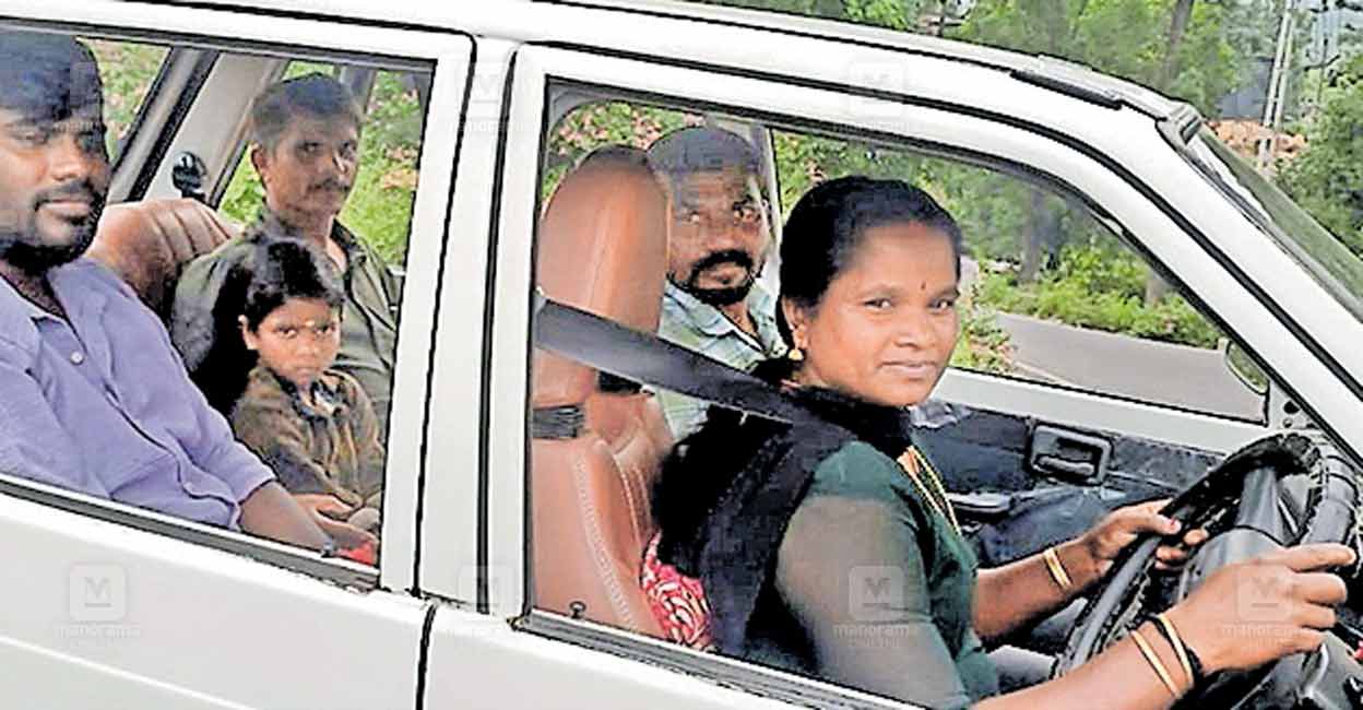 ‘കനവി’ലൂടെ ലൈസൻസ് നേടി ഈശ്വരി | Munnar driving license | आदिवासी ...