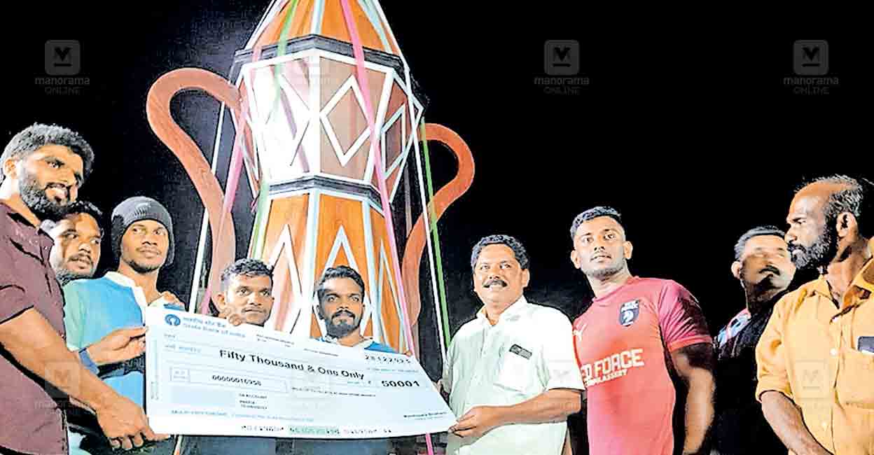 വലിച്ചെടുത്തു; പതിനേഴര അടി ഉയരമുള്ള ട്രോഫി | Vadamvali Competition ...
