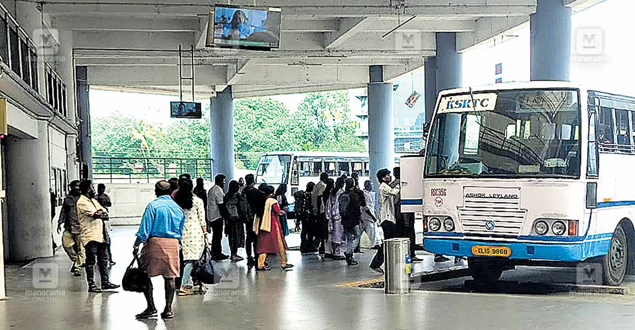 തൊടുപുഴ നിൽപ് സ്റ്റാൻഡ്: കെഎസ്ആർടിസി സ്റ്റാൻഡിൽ ഇരിക്കാൻ കസേരയില്ല ...