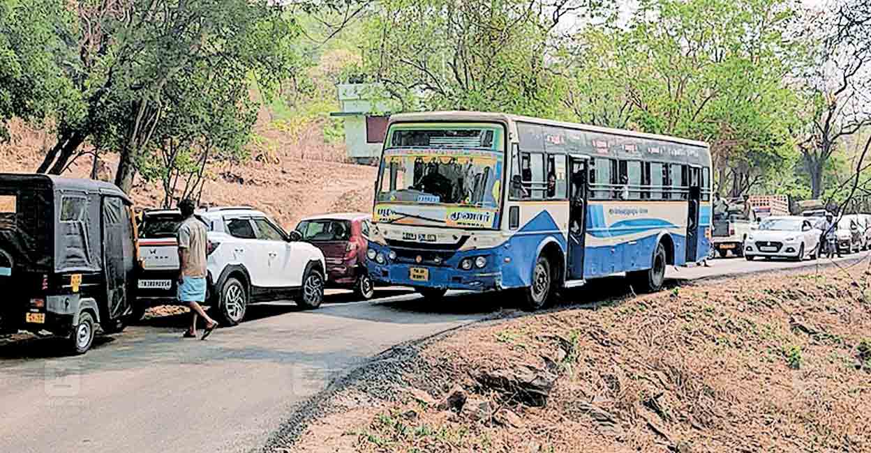 മറയൂർ – ചിന്നാർ റോഡിൽ വീതി കൂട്ടാതെ നിർമാണം; കണ്ണു തെറ്റിയാൽ കൊക്കയി ...