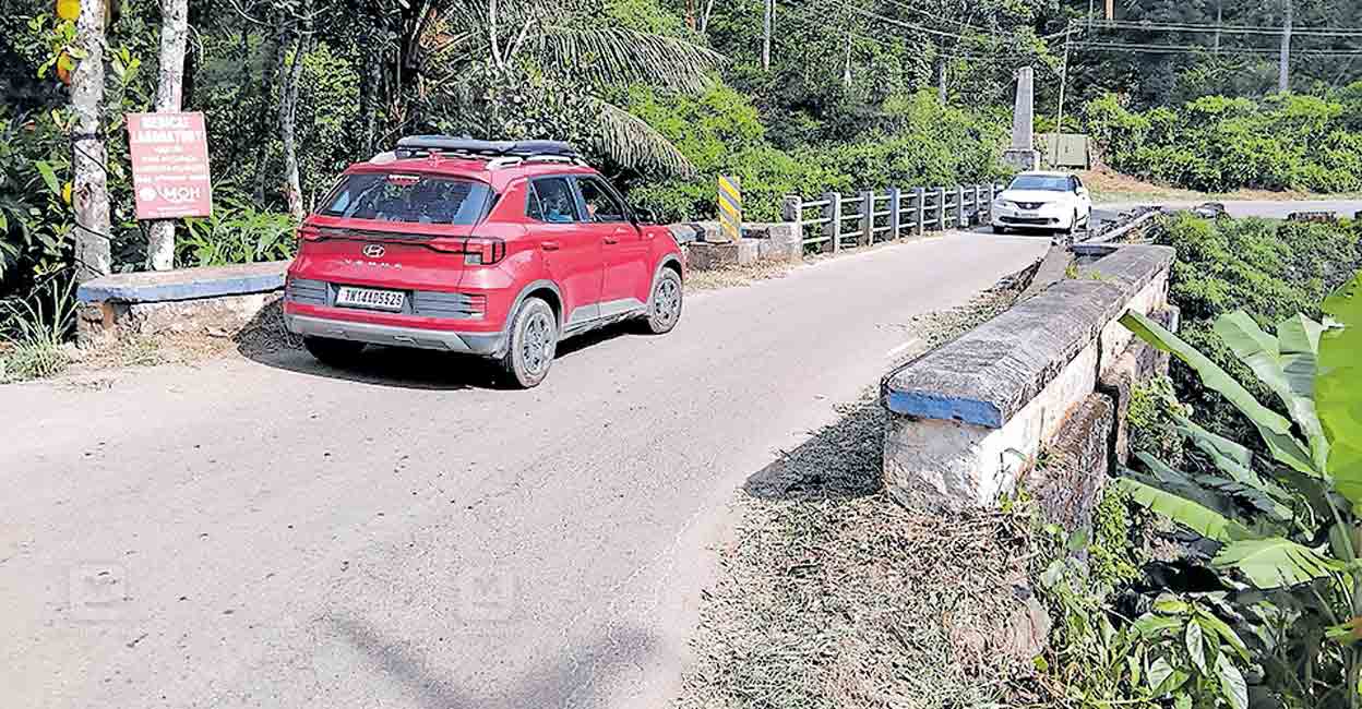 റോഡിന് വീതി കൂട്ടി; പക്ഷേ, പാലത്തിന്റെ കാര്യം മറന്നു | Shanthanpara ...