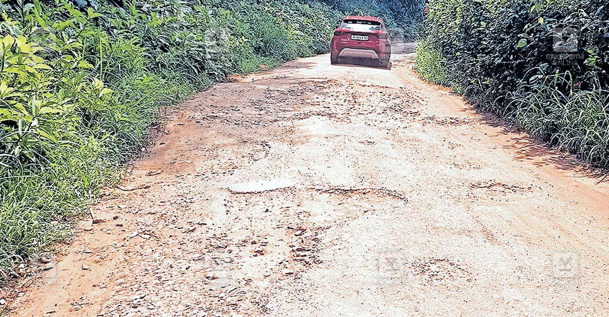 കക്കാട്ടുകട-അഞ്ചുരുളി റോഡിലെ ടാറിങ് പേരിന് മാത്രമായി | Kattappana road ...