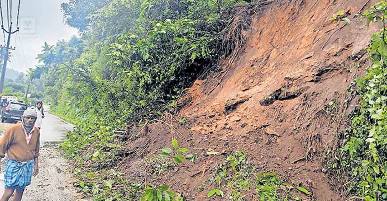 മണ്ണിടിഞ്ഞ് വീണ് ഗതാഗത തടസ്സം; മണ്ണ് നീക്കാൻ വകുപ്പുകൾ തമ്മിൽ തർക്കം ...
