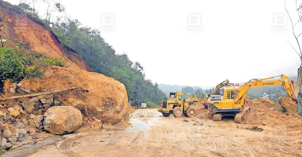 കൊച്ചി-ധനുഷ്കോടി ദേശീയപാത: കല്ലും മണ്ണും നീക്കം ചെയ്തു; ഗതാഗതം ...