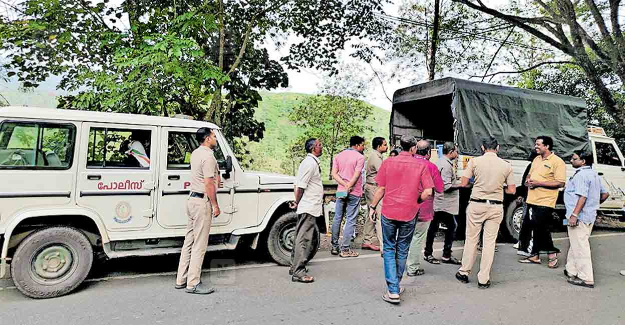 തേയിലത്തോട്ടത്തിൽ മാലിന്യം തള്ളി; ഷൂട്ടിങ് സംഘത്തിന്റെ വാഹനം ...