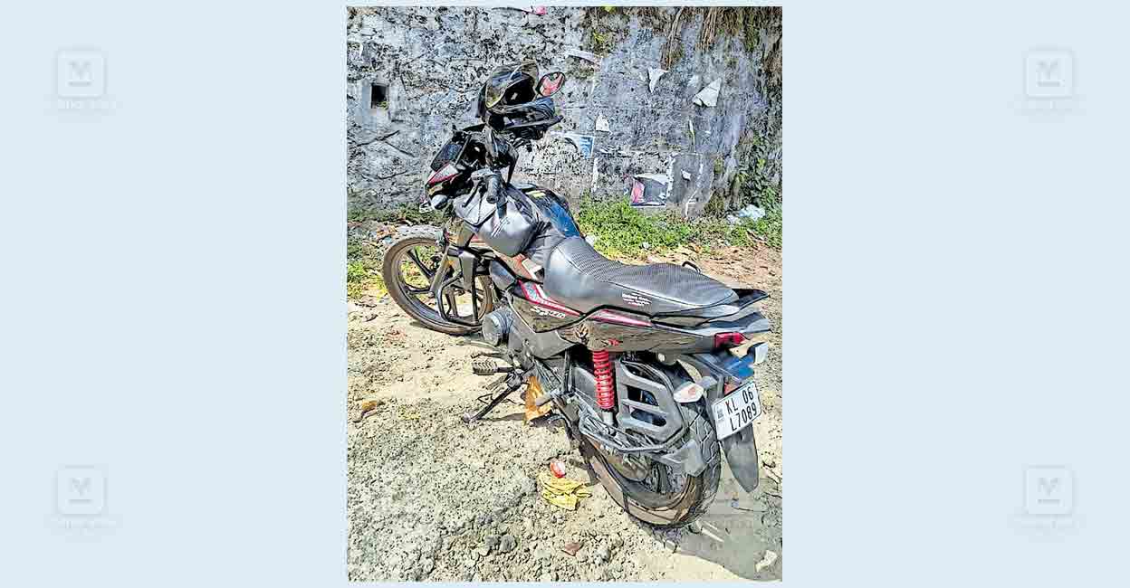 നേര്യമംഗലത്ത് കാറും ബൈക്കും തകർത്ത് കാട്ടാനയുടെ പരാക്രമം | Elephant ...