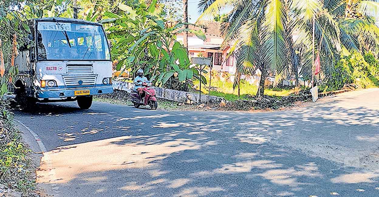 ആരൊരുക്കും സുരക്ഷ?; കറുക പഞ്ചായത്ത് എൽപി സ്കൂളിലേക്കു തിരിയുന്ന വളവി ...