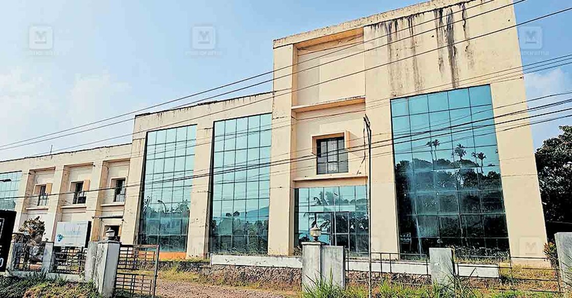 പിള്ളേര് പഠിച്ച് രക്ഷപ്പെടട്ടെ...: സൗകര്യങ്ങളില്ല; കൊടിയ അവഗണന നേരിട്ട് ...