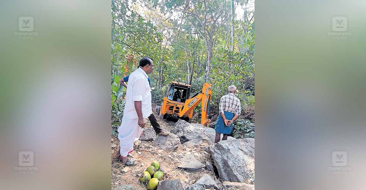 പ്രളയത്തിൽ റോഡ് തകർന്ന് 6 വർഷം: അധികൃതർ അനങ്ങുന്നില്ല; നന്നാക്കാ ...
