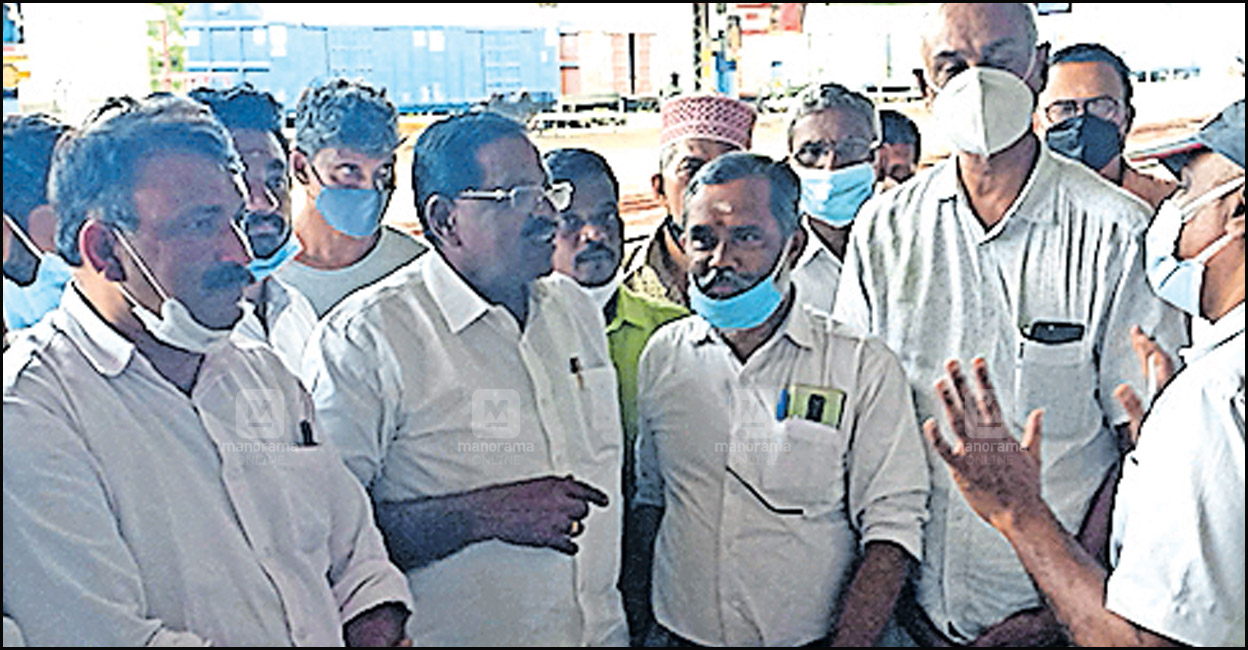 പരാതികൾ കേട്ട്, അസൗകര്യങ്ങൾ നേരിൽ കണ്ട് എംപി പയ്യന്നൂർ റെയിൽവേ സ്റ്റേഷനിൽ