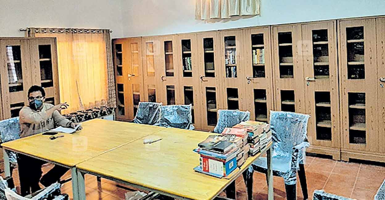 സ്നേഹ സമ്മാനമായി ലൈബ്രറി ഒരുക്കി പൂർവ വിദ്യാർഥികൾ; റഫറൻസ് ഗ്രന്ഥങ്ങ ...