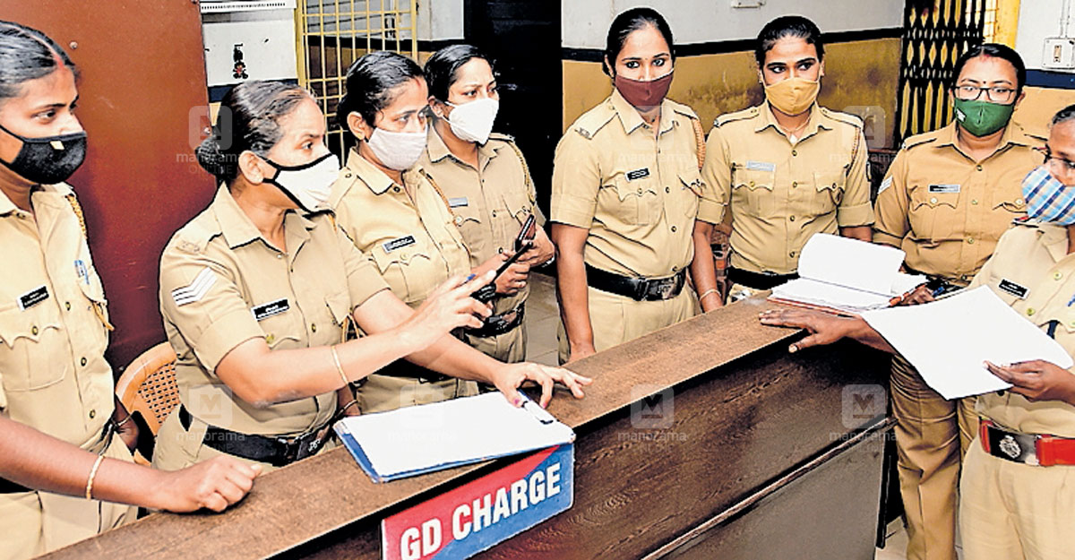 വനിതകൾ നയിക്കട്ടെ; പൊലീസ് സ്റ്റേഷനുകളുടെ ചുമതല ഏറ്റെടുത്തു നയിച്ച് ...