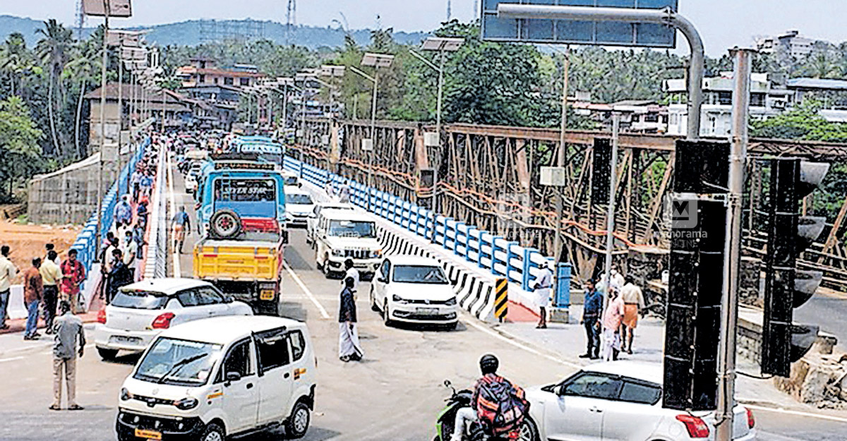 ഇരിട്ടി പഴയ പാലം ഇനി ചരിത്രത്തിന്റെ ഭാഗം