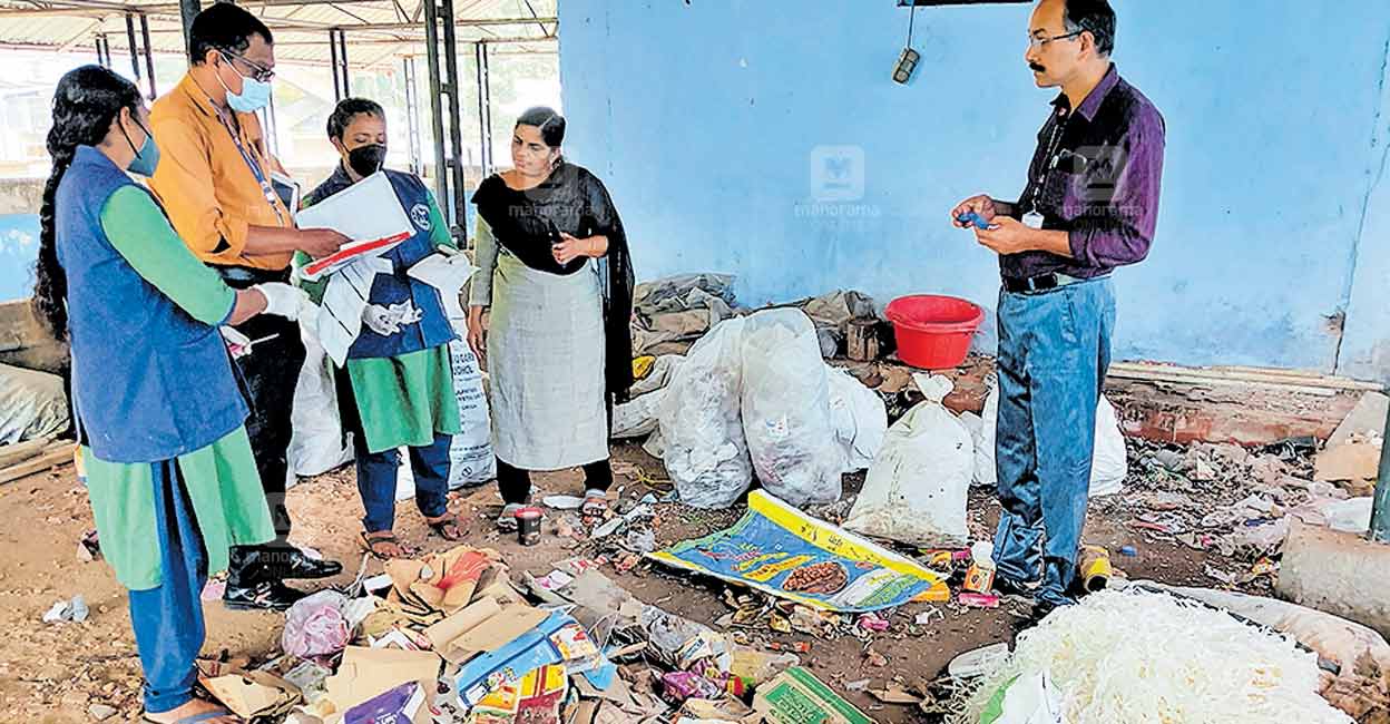 പഞ്ചായത്ത് കെട്ടിടത്തിന് മുകളിലെ മാലിന്യം നീക്കം ചെയ്തു