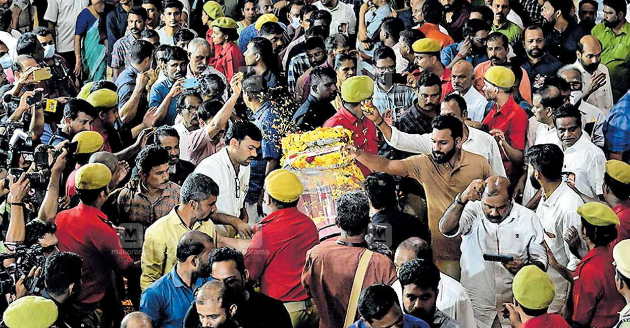 കടലിരമ്പം പോലെ മുഴങ്ങി മുദ്രാവാക്യം വിളികൾ; ജനമൊഴുകിയെത്തി ജനനായകനെ ...