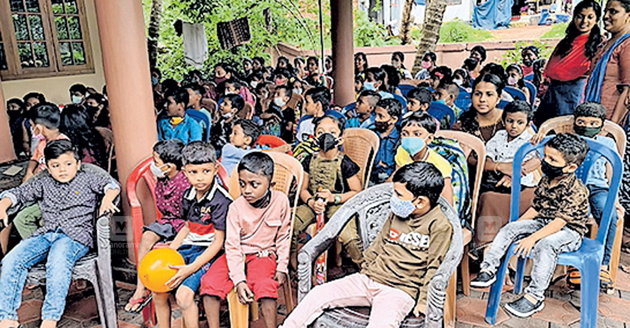 സ്കൂളിലേക്കുള്ള വഴിയിൽ വെള്ളം; പ്രവേശനോത്സവം വീട്ടിലേക്കു മാറ്റി ...
