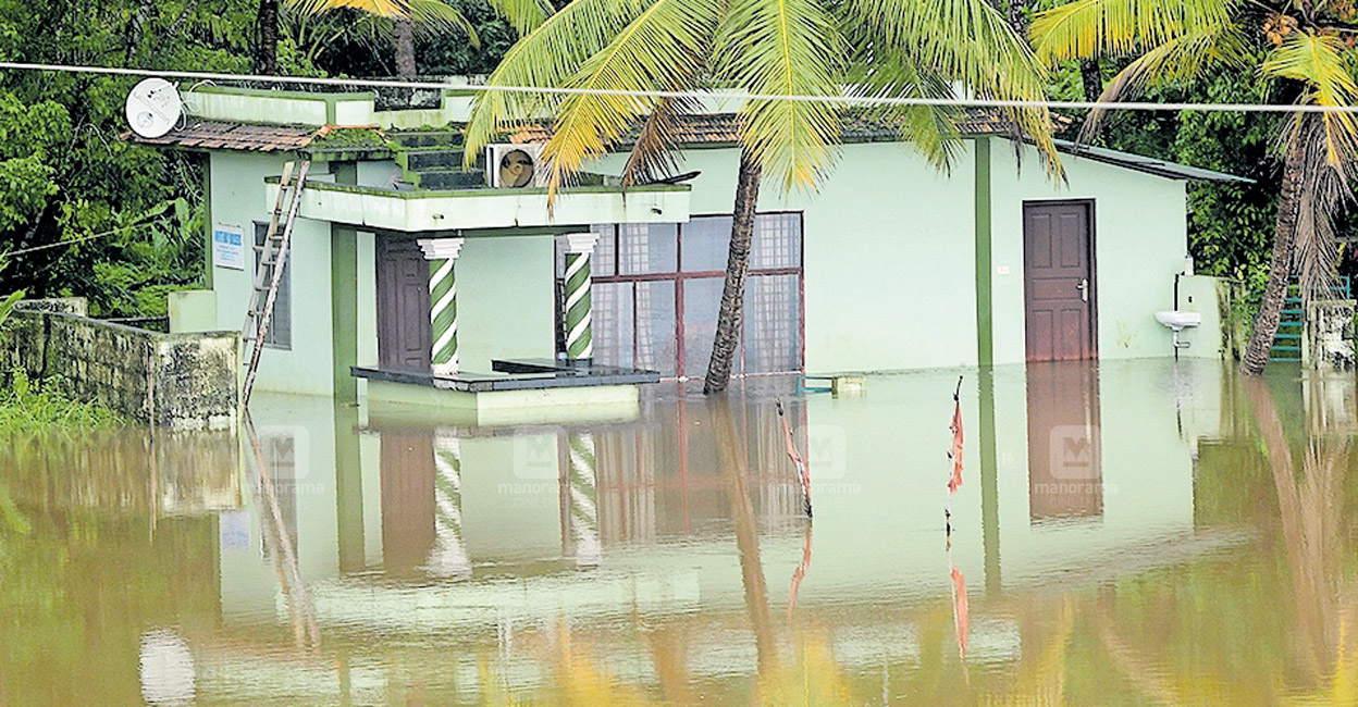 ചുറ്റും വെള്ളം; പൂർണമായും ഒറ്റപ്പെട്ട് 12 കുടുംബങ്ങൾ | Chances Of Rain ...