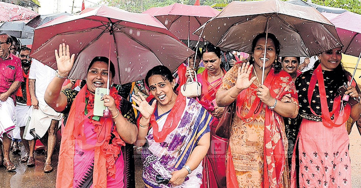 തിരഞ്ഞെടുപ്പ് വിജയത്തിന്റെ ആഹ്ലാദം കനത്ത മഴയിലും കെടാത്ത ആവേശമായി