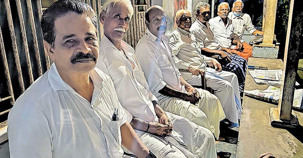 സർക്കാർ ഉദ്യോഗസ്ഥർ മുതൽ സാധാരണ തൊഴിലാളികൾവരെ ; വായനയ്ക്കപ്പുറം ഒത്തൊരുമയോടെ