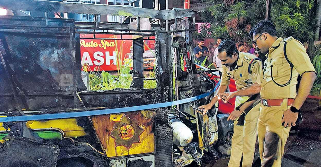 തീ തിന്നു, 2 ജീവനുകൾ; ഓട്ടോയിൽ സുഹൃത്തുക്കൾ കത്തിയമർന്നതിന്റെ ...
