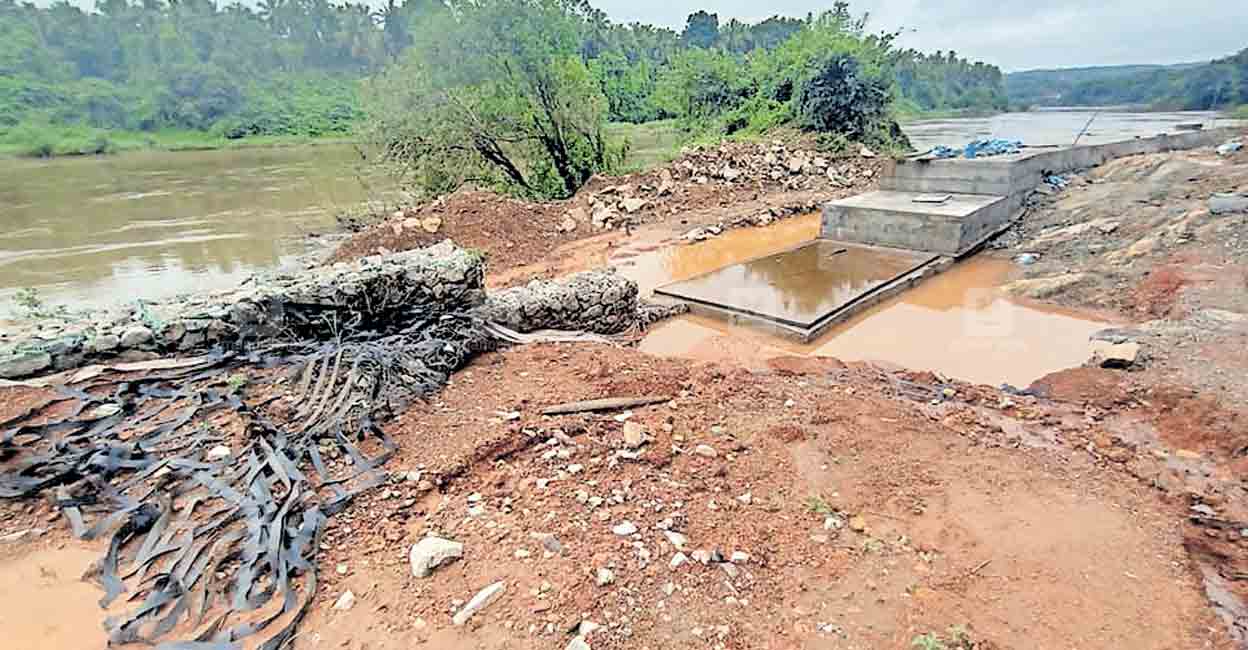 പുഴയെടുത്ത മണ്ണൂർ റോഡിന്റെ പുനർനിർമാണം വൈകുന്നു