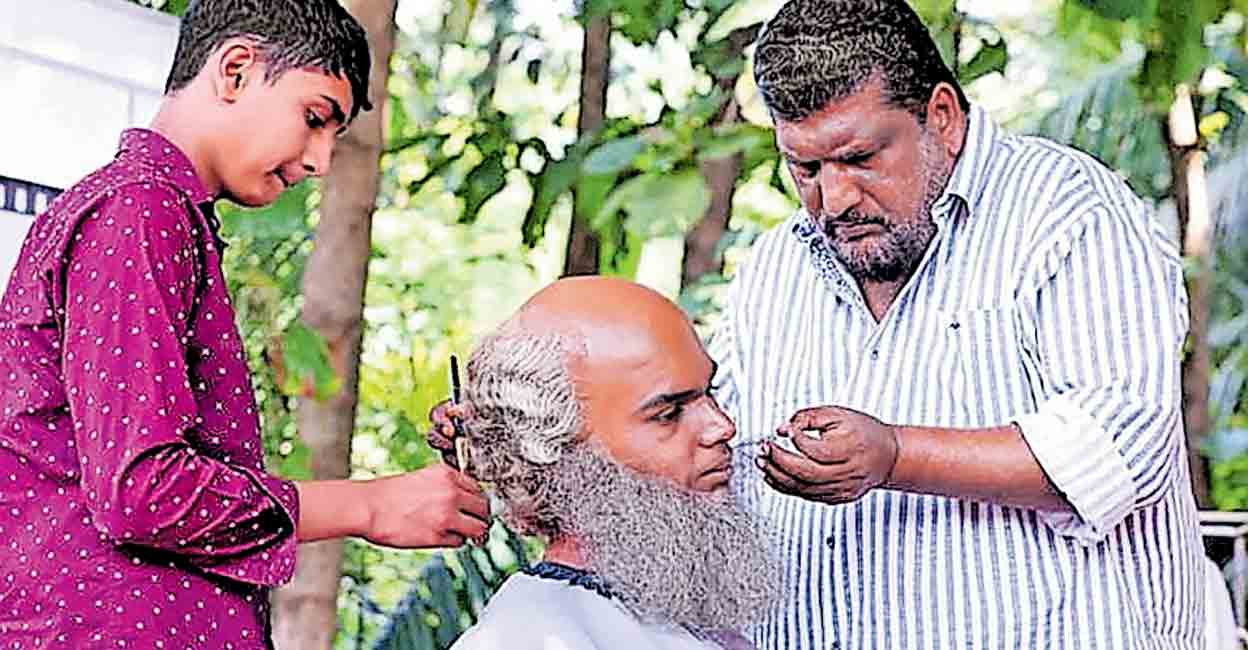 ചമയത്തിന്റെ പാഠങ്ങളുമായി പട്ടണം റഷീദ്